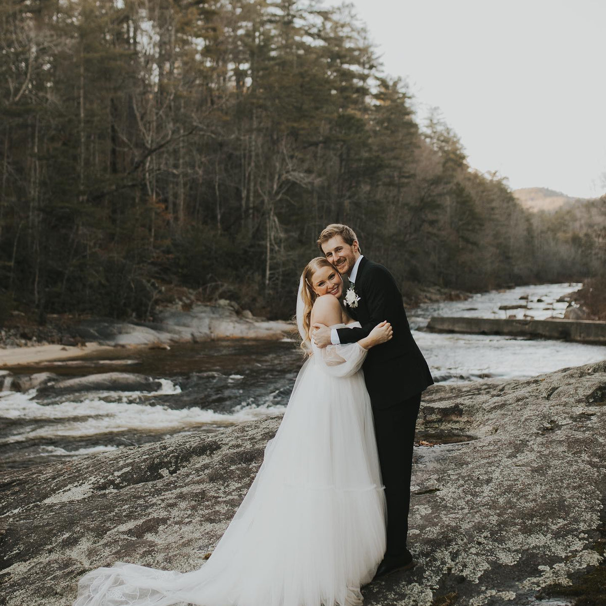 How American Brides Choose Veils for Outdoor vs. Indoor Weddings | TARA ...